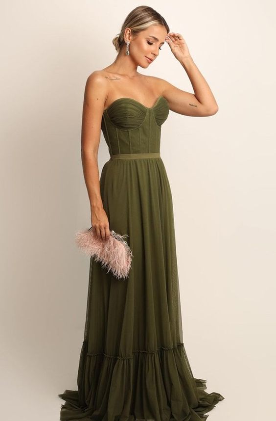 Como combinar un vestido verde oliva para la noche - QNoche